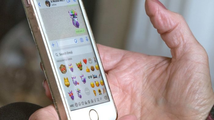 How to Start a Conversation With A Friend (With Examples)